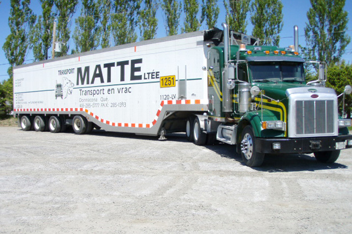 Camion Peterbilt avec remorque à copeaux - Transport Matte Ltée